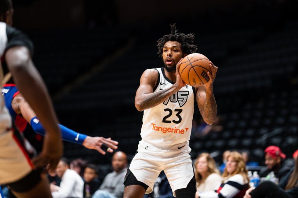 Brown Signs 10-Day Contract With The Los Angeles Lakers - The NBA G League